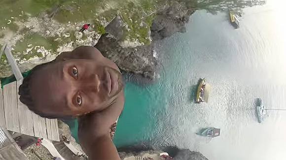 Sorprendente clavado desde acantilado en Jamaica | Emol.com