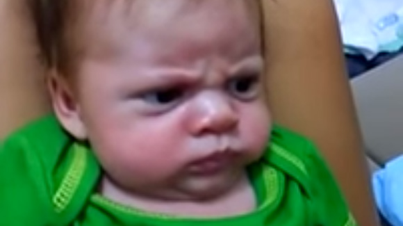 Bebé enojado se viraliza en las redes sociales | Emol.com