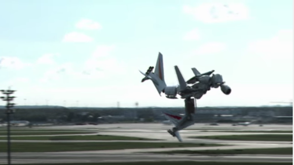 Increíble: mira a este avión convertirse en un "transformer" | Emol.com